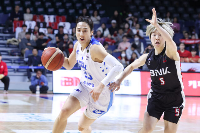 '박혜진 클러치 3점포+안혜지·사키 27점 합작' BNK 드디어 웃었다! 55-54 1점 차 승리…우리은행 꺾고 V1 [MD부산]