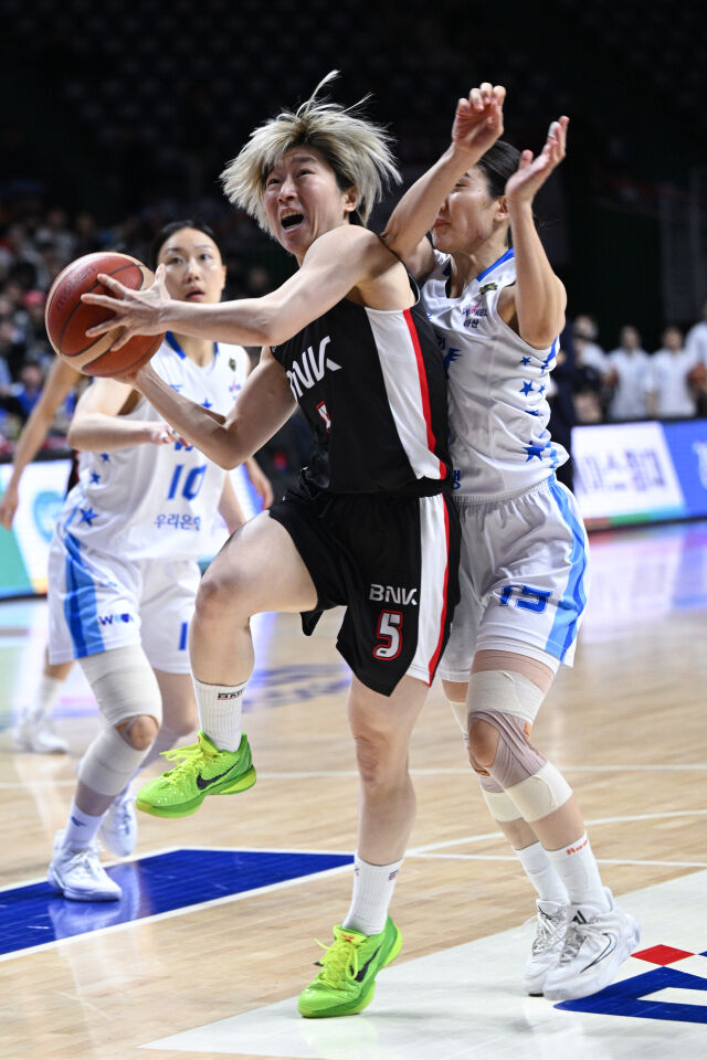 '박혜진 클러치 3점포+안혜지·사키 27점 합작' BNK 드디어 웃었다! 55-54 1점 차 승리…우리은행 꺾고 V1 [MD부산]