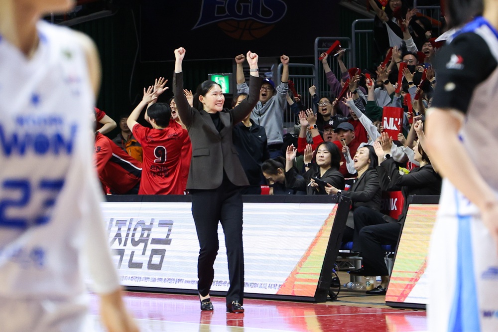 BNK, 우리은행 '왕조' 무너뜨렸다…안방 부산서 역사적인 첫 'V1'