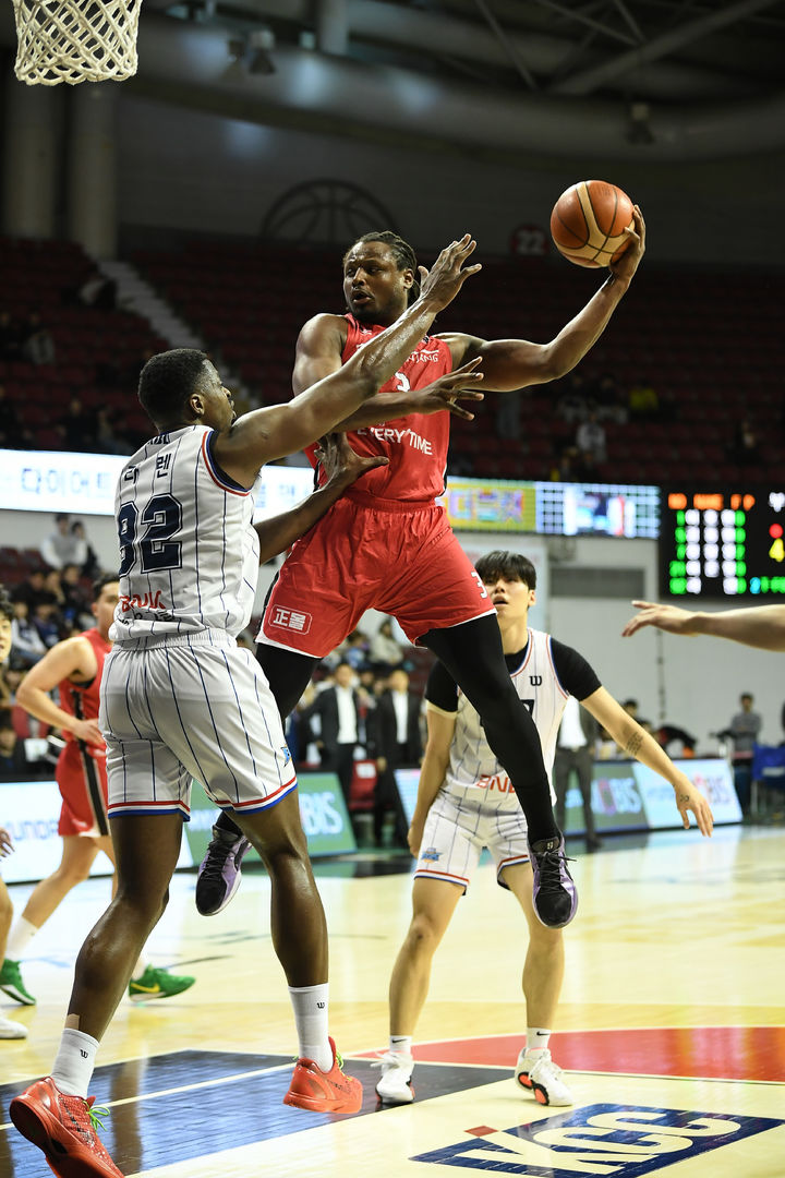 프로농구 정관장, KCC 꺾고 3연승…DB와 공동 6위