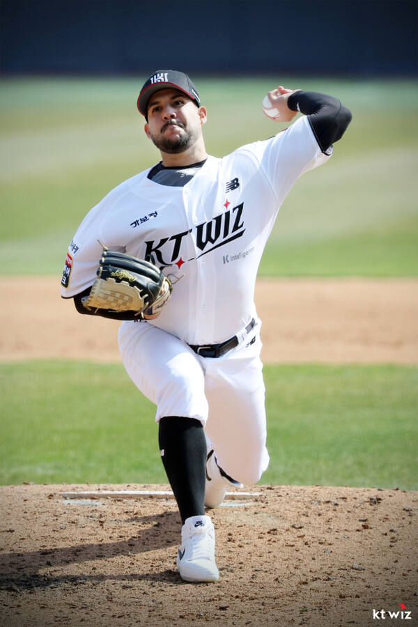 헤이수스, KT 데뷔전서 QS 쾌투…1선발 위용 과시