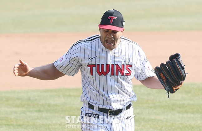 '15안타 맹폭+치리노스 QS' LG, 완벽한 투타 조화로 롯데 12-2 완파! [잠실 현장리뷰]