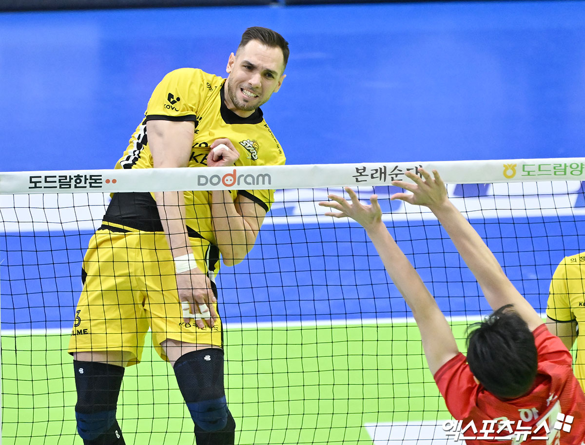 '5번째 수상' KB 비예나·'여자부 최초 2시즌 연속 1000득점' GS 실바…V리그 6라운드 남녀 MVP 선정