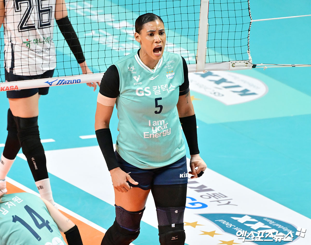 '5번째 수상' KB 비예나·'여자부 최초 2시즌 연속 1000득점' GS 실바…V리그 6라운드 남녀 MVP 선정