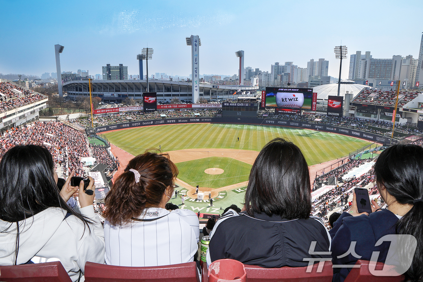 뜨거운 프로야구 열기, 역대 최초 개막 2연전 모두 매진
