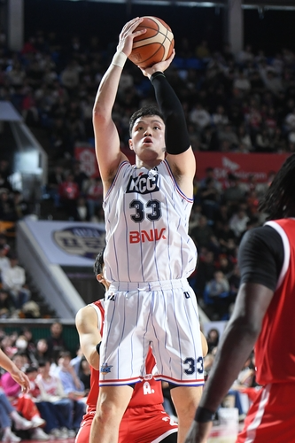 부산 KCC, 1위 SK 꺾고 단독 8위로 도약...라렌 더블더블 앞세워 2연패 탈출