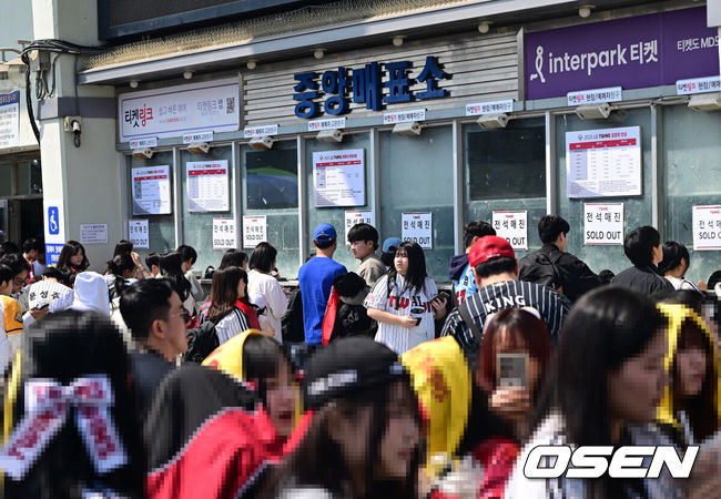 KBO 인기 초대박, 역대 최초 개막 2G 전경기 매진…무려 21만9900명이 야구장 왔다