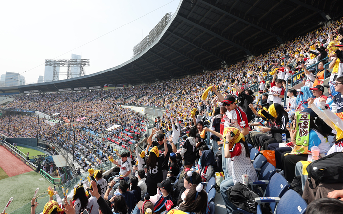 ‘이틀에 22만→역대 최다 관중’ 활활 타오른 KBO리그…2년 연속 ‘1000만’, 출발이 좋다 [SS포커스]