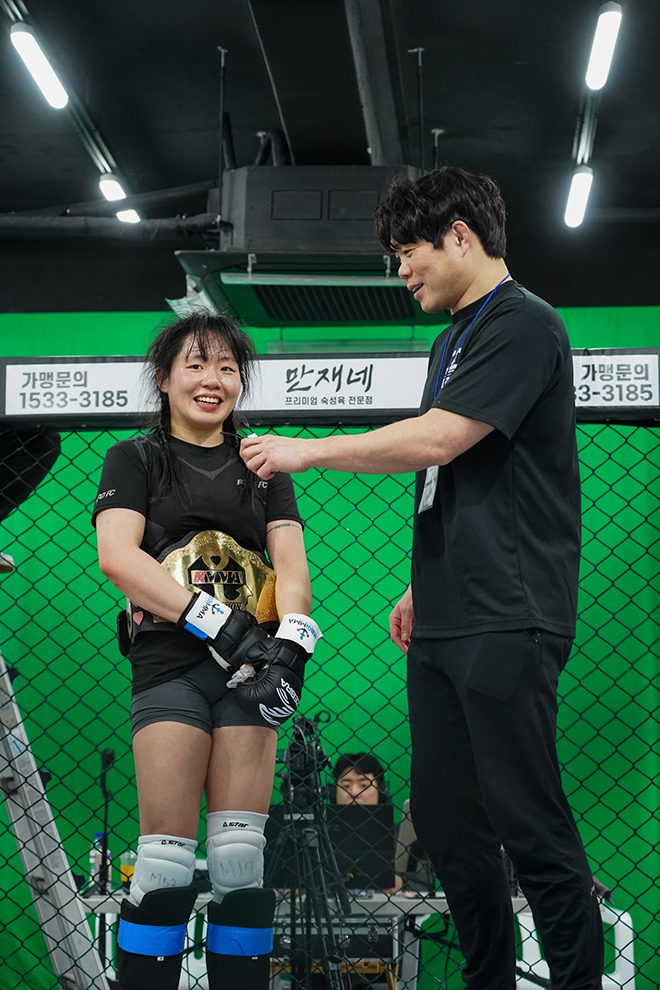 수영강사 오정은, 미국 경쟁자 꺾고 KMMA 챔피언