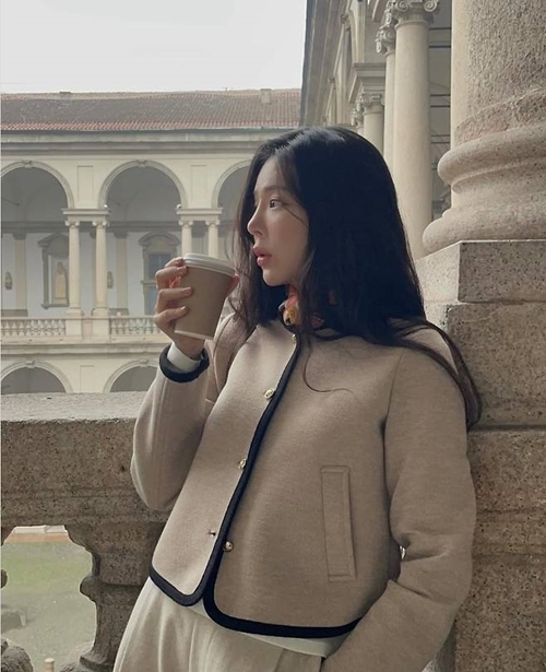“48kg 넘으면 몸이 무거워”11kg 감량 후 칼같이 유지 여가수, 밀라노 크롭 여행룩