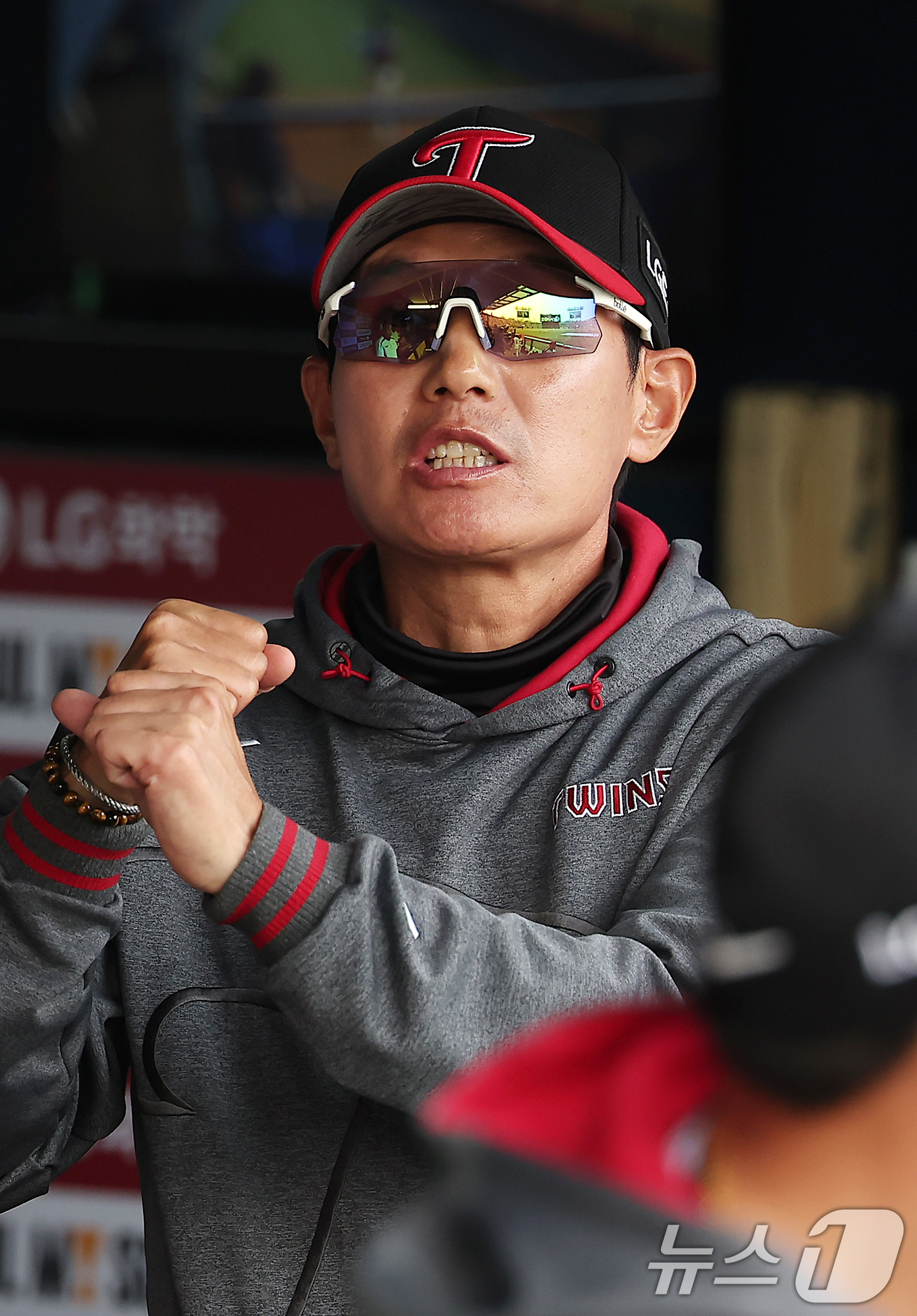 '2G 7홈런' 염경엽 LG 감독 "타선 폭발 비결, 모창민 코치 덕분"