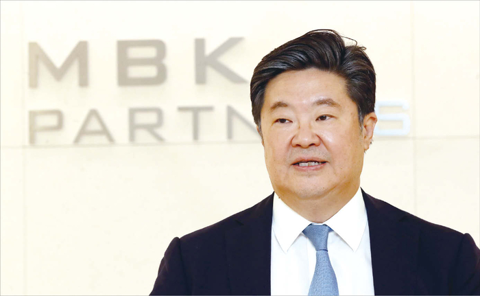 ‘MBK 사태’에 비쳐진 사모펀드의 두 얼굴