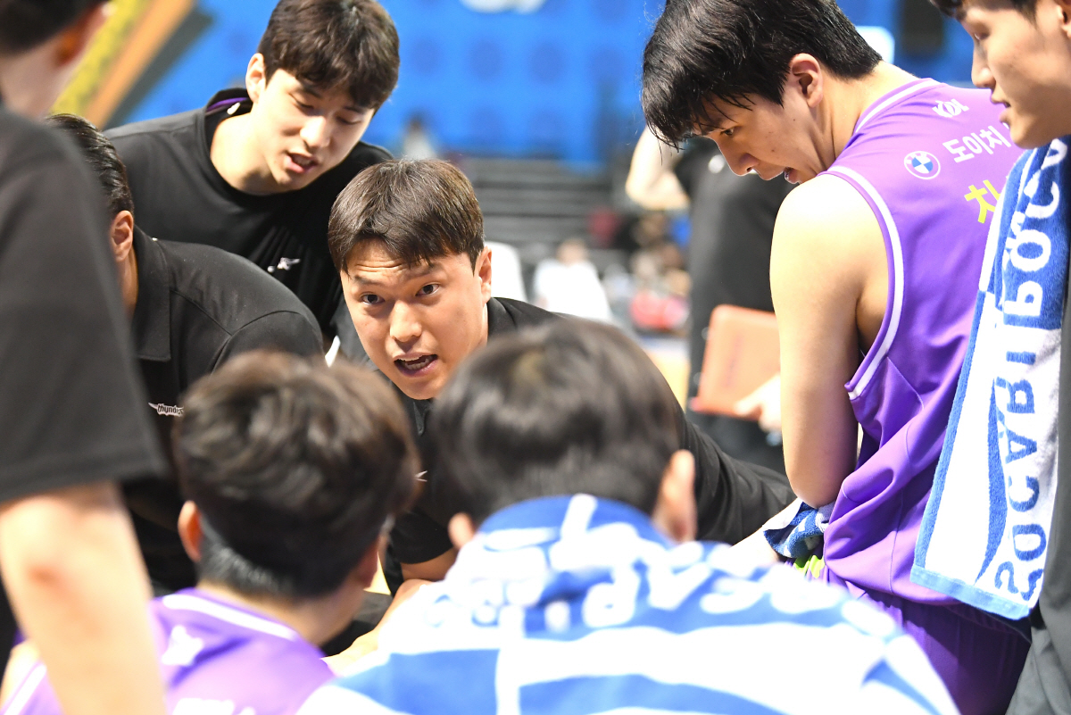 "팬들께 감사하고 죄송" 멀어진 봄 농구 부산 KCC→'PO 1호 탈락' 서울 삼성, 무엇을 위해 뛰어야 하나