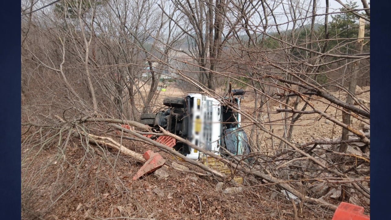 언덕길서 15톤 화물차 밀려 SUV·전봇대 들이받아...2명 부상