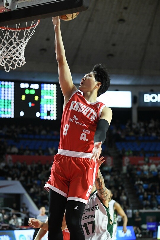 [BK 리뷰] 15점 차까지 밀렸던 SK, LG에 역전승 … 구단 역사상 3번째 40승