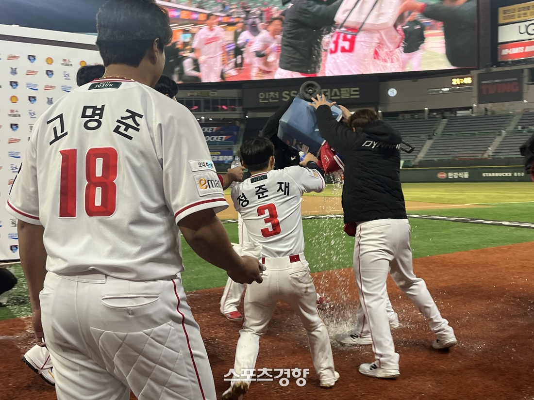 첫 승, 5년이란 시간이 걸렸다…두번째 투수로 노히트 7K 던진 SSG 김건우 “좀 오래 걸렸지만 앞으로 많이 승수 쌓을게요”[스경X현장]