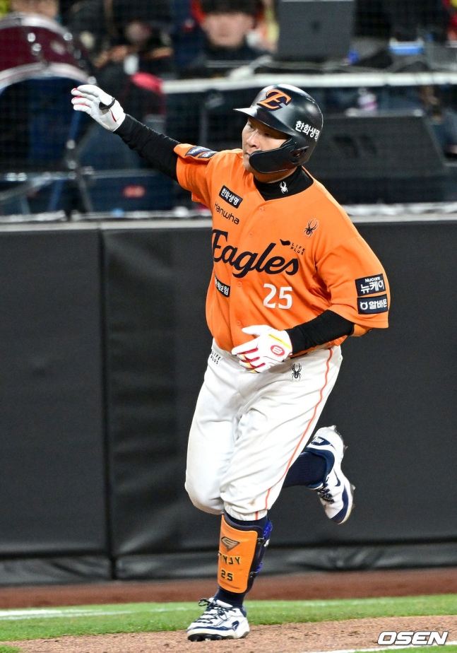 '신구장 첫 경기' 한화가 이겼다! '2사 후 5점 폭발' KIA 꺾고 4연패 탈출 [대전 현장리뷰]