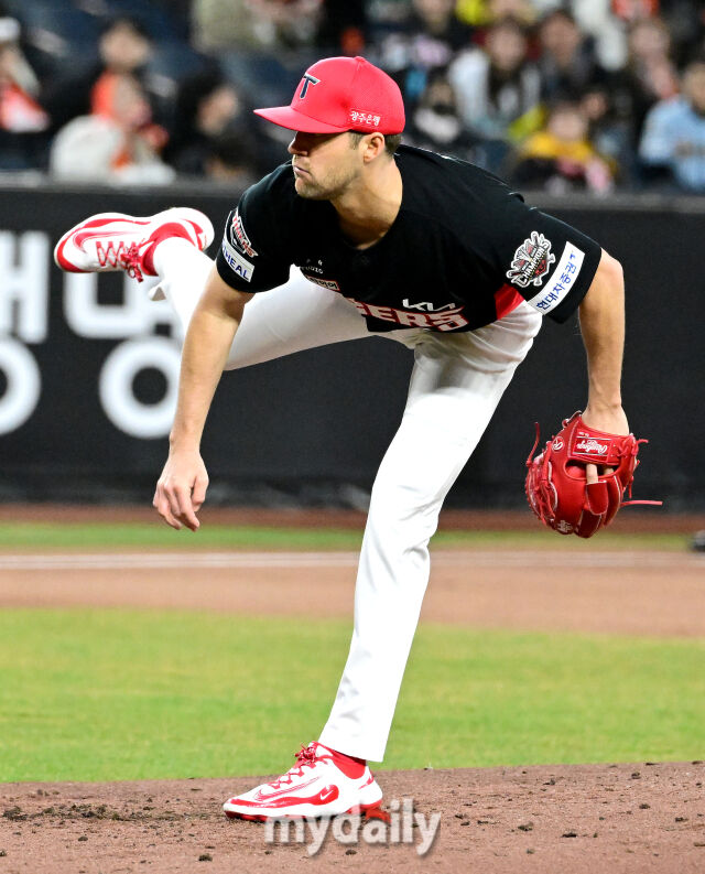 KIA 7회 무슨 일? 홈런→볼넷→볼넷→볼넷→볼넷→사구→2루타…우승 필승조 배신, 151km KKKKK 네일 승리 날렸다