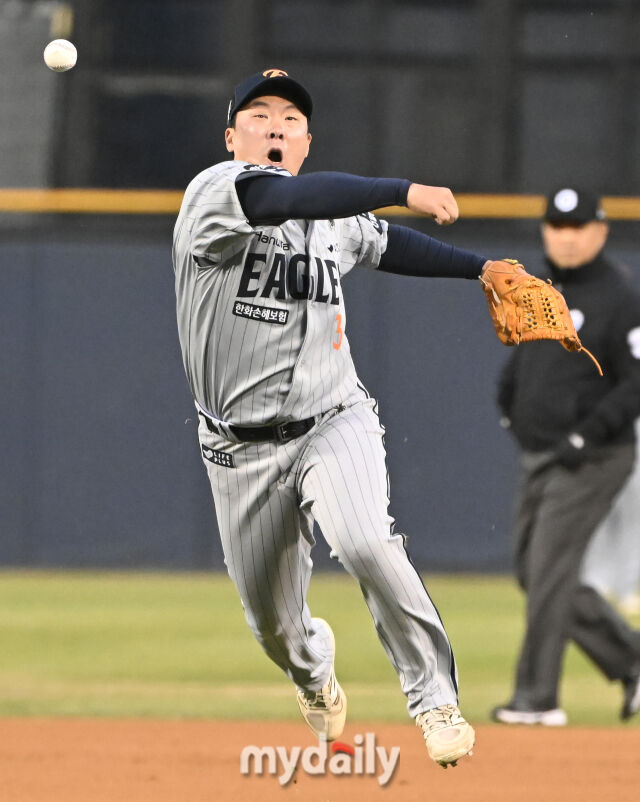 '전체 1순위' 한화 156km 국대 투수의 마무리 도전, 66세 노장은 응원한다…"편안하게, 옷 잘 입었으면" [MD대전]