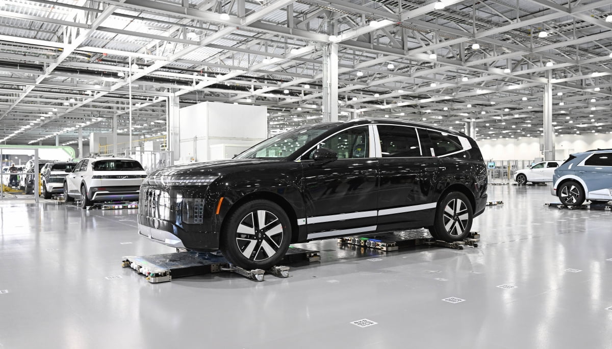 사람보다 로봇이 더 많은 공장…현대차그룹 美 HMGMA 가보니