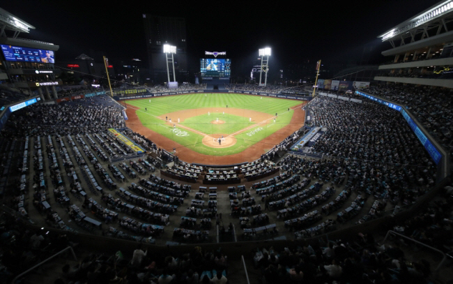 '2.6m 알루미늄 루버가 관중을 덮쳤다' 1100만 꿈에 취한 KBO리그, 안전 놓치면 모든 것을 잃는다