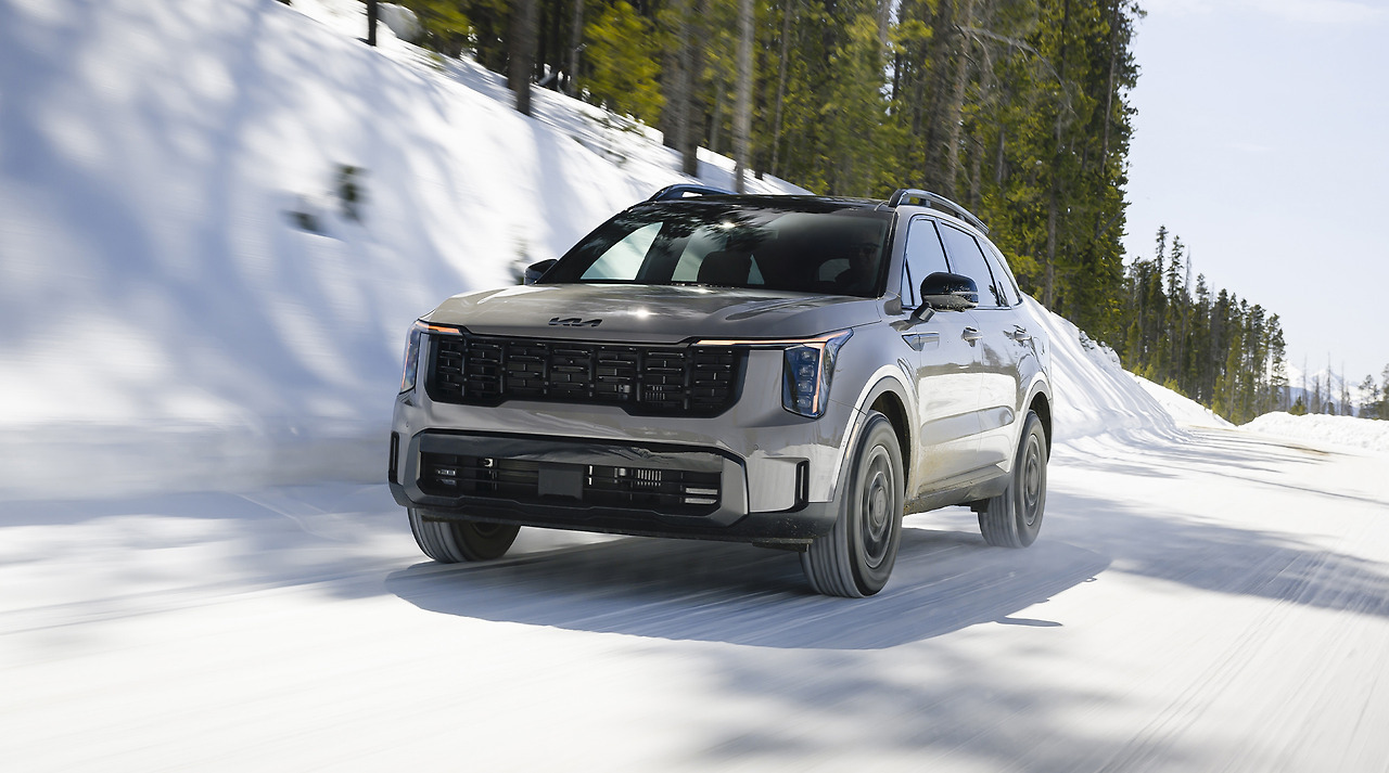 "3,867만 원·15.7km/L" 카니발은 이제 이길 수 없는 존재가 된 국가대표 SUV | 구름을달리다