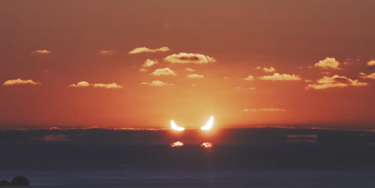 [오늘의 천체사진] 부분일식 중 벌어진 이중 일출 현상