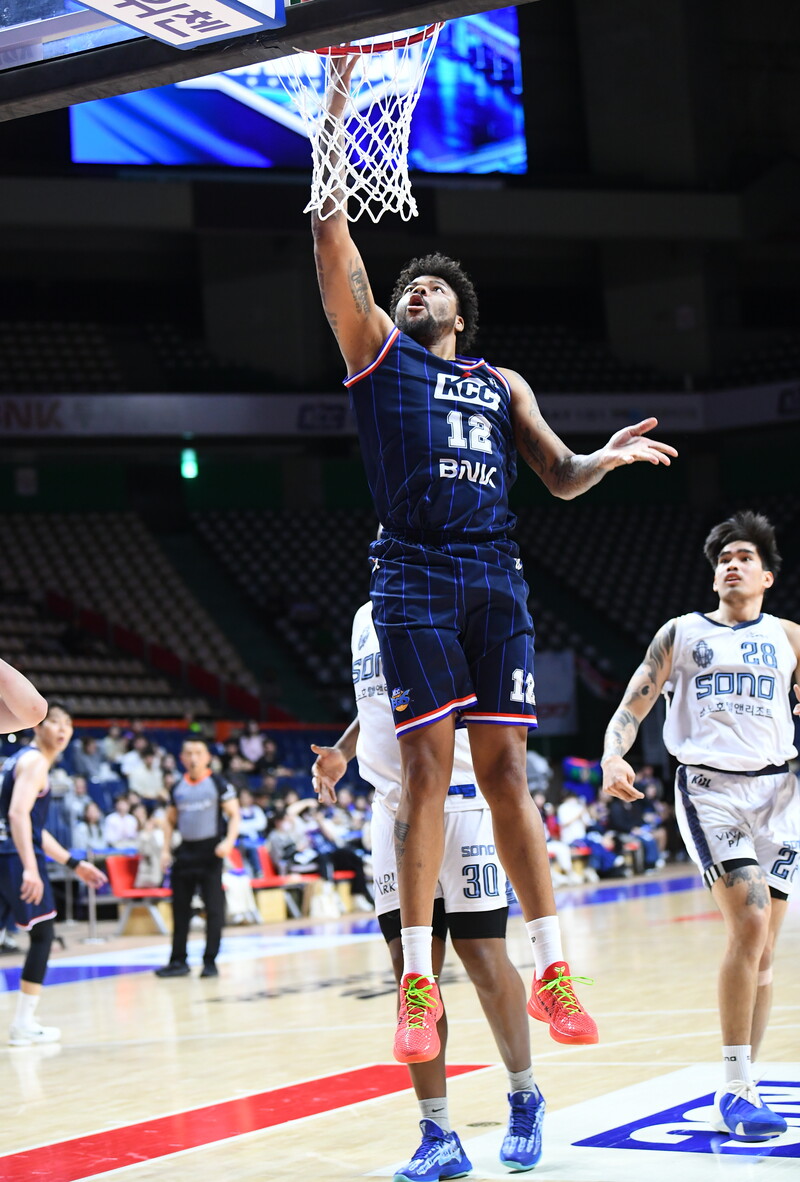 [BK 리뷰] 의지 불태운 KCC, 소노 격파 … 홈 8연패 탈출