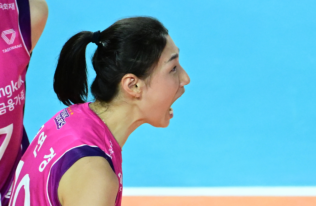 날아오른 김연경, 제 모습 찾은 흥국생명··· 극적인 역전승, 김연경의 은퇴 피날레까지 이제 단 한 걸음