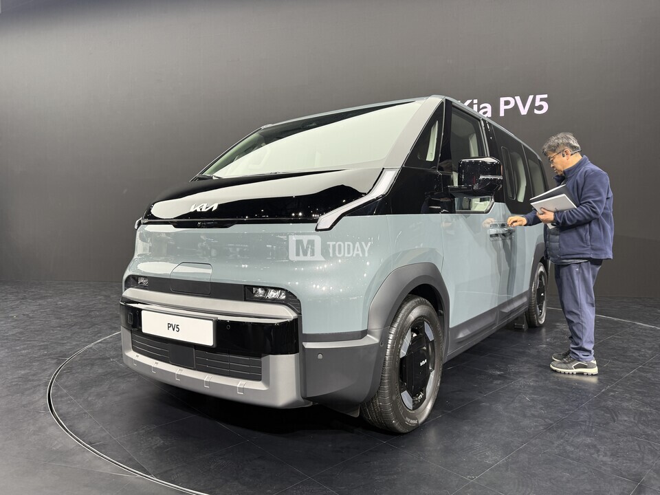 [2025 서울모빌리티쇼] "모두의 밴 될까?" 최초 공개, 기아 중형 PBV 'PV5' 실물은? | M투데이