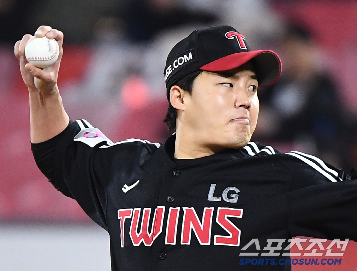 151km 킬러로 불리운 천적을, 95km '흑마구'로 이겨버렸다...외인도 필요없다. 현 KBO 최강 선발은 이 선수다