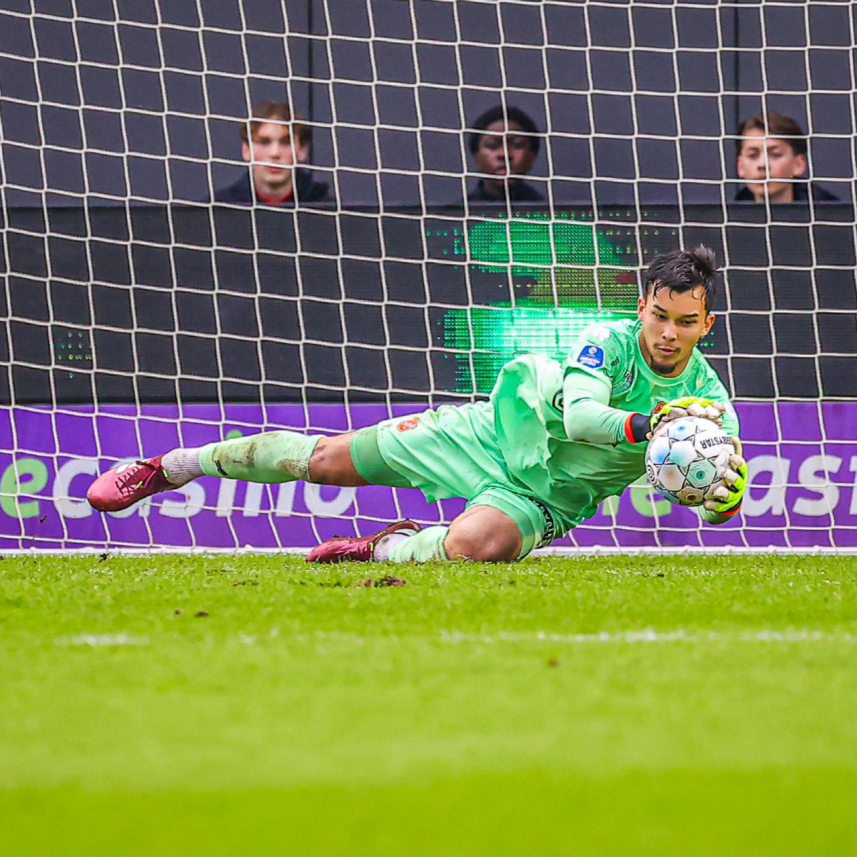 '韓과 격차 더 벌린다!' 일본 대표팀 함박웃음, 최초의 EPL 주전 GK 배출 예고→"여름 이적 가능"+"1옵션 차지할 것"