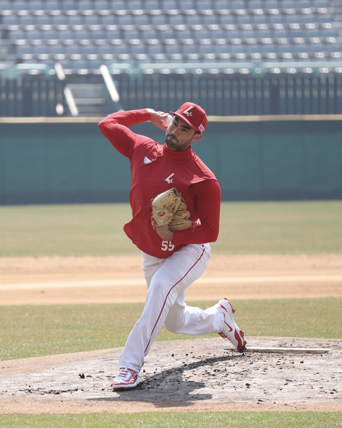 ‘야속한 비’ SSG 화이트, 첫 실전 5일→6일 ‘강제 조정’…“빨리 1군으로 올라가고파” [SS시선집중]