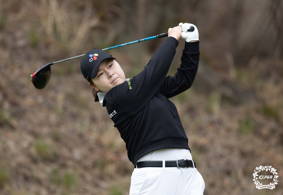 사흘 내리 60대 타수 홍정민, KLPGA 3년 만에 우승 기대