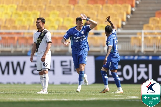 [K리그2 포인트] 드디어 터졌다...수원 '탈2부급' 공격진, 화력 폭발! 무려 전반전 '4골'