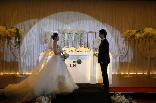LH 진주 본사 사옥서 첫 일반인 결혼식