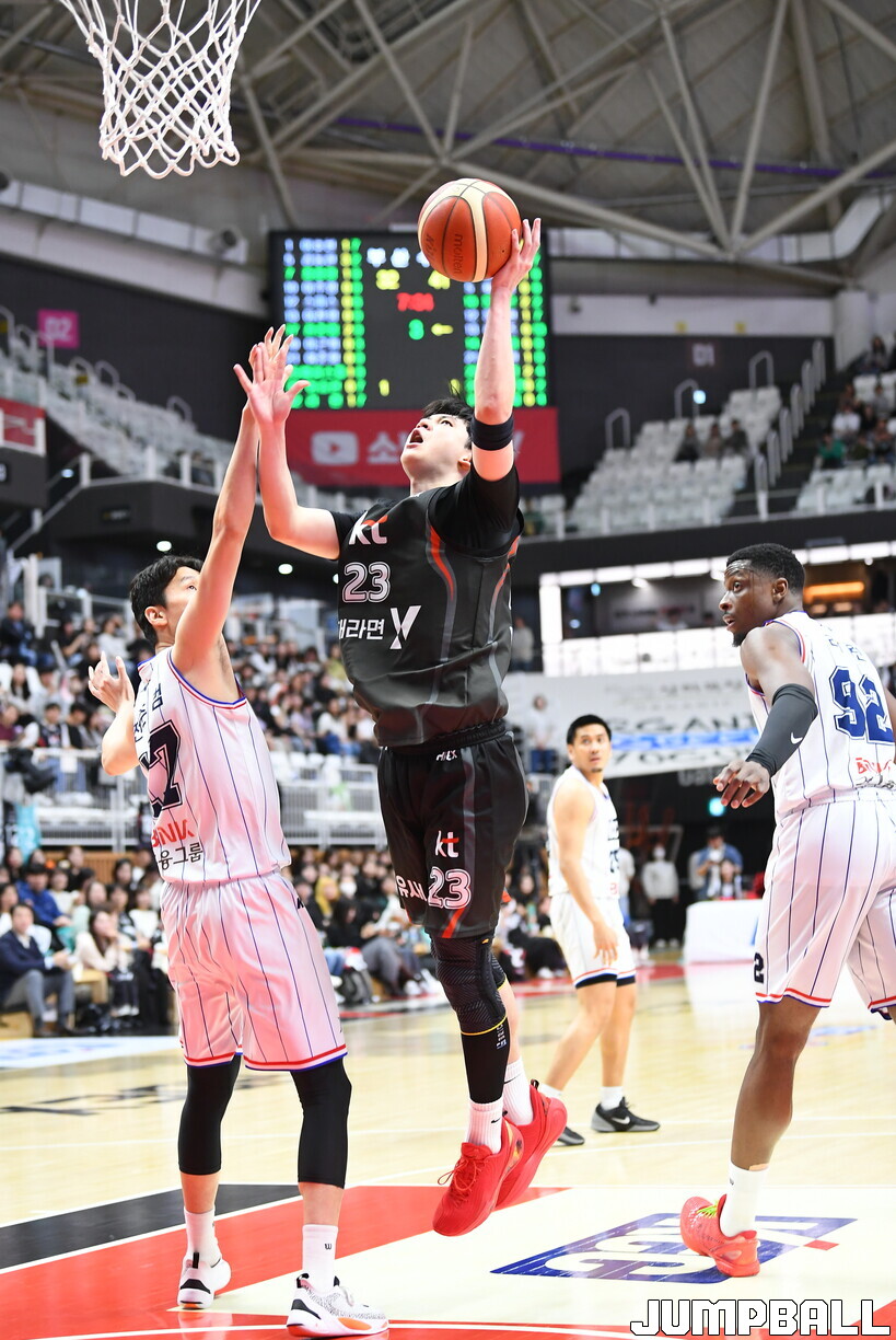 ‘가스공사 나오세요!’ KT, KCC에 진땀승… 4위로 정규리그 마침표