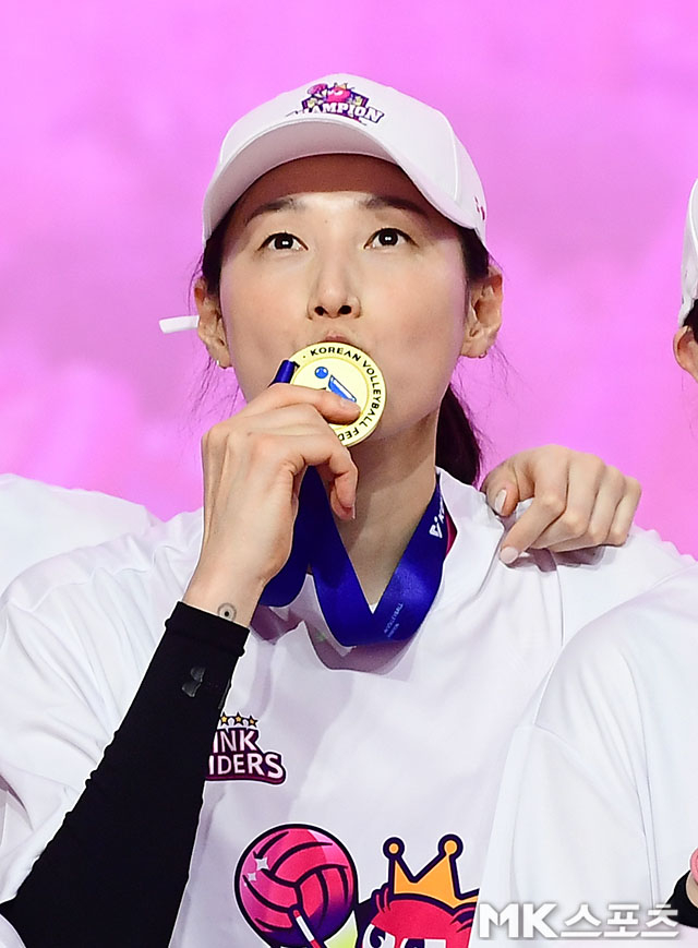 더 완벽할 수 있나?…‘통합우승 + MVP 수상’ 배구여제 김연경, V-리그 최정상에서 커리어 마침표 [MK인천]