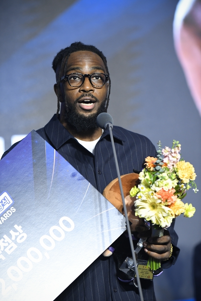 ‘만장일치’ 워니 미쳤다! 또또또또 외국선수 MVP 차지…맥도웰·라건아 제치고 ‘4회’ 최다 외국선수 MVP 역사 써 [KBL 시상식]