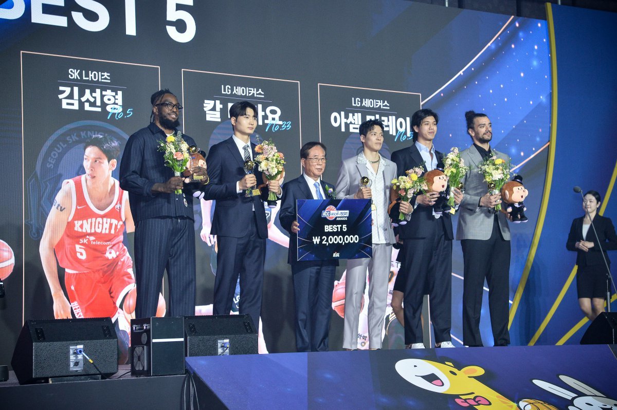 ‘4강PO 직행’ SK-LG, 베스트 5도 독식…‘워니-안영준-김선형-타마요-마레이’ [KBL 시상식]