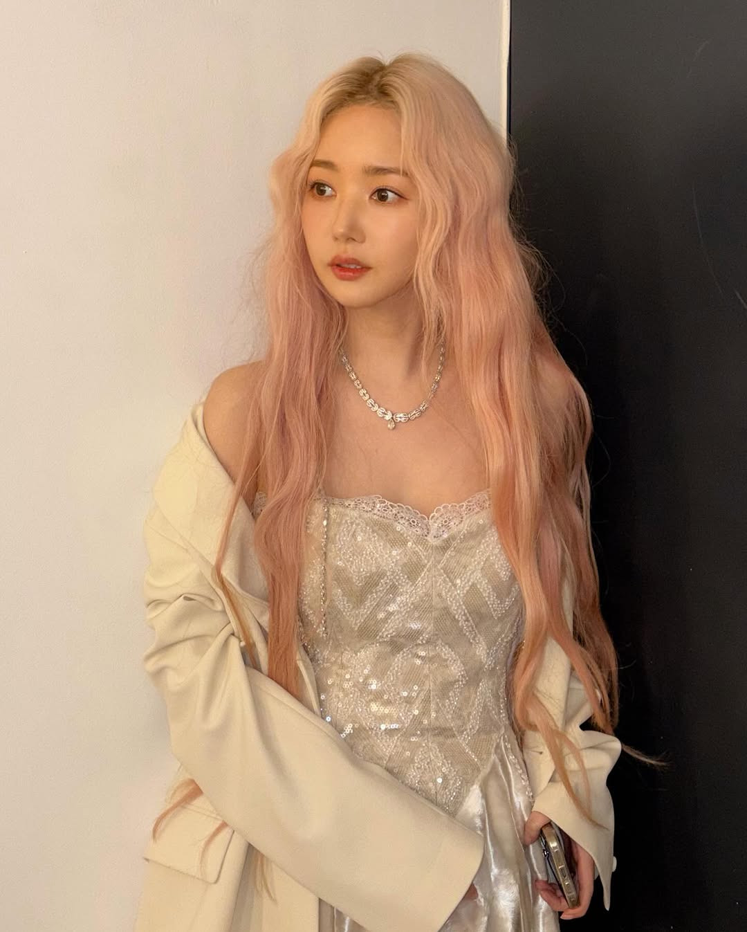 사랑스러운 미모로 '로코여신'이라 불리는 39살 여배우, 코랄복숭아 페이스 | 뷰티패션알리미