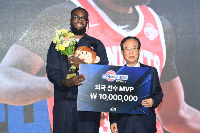 '통산 4번째 MVP' 워니, "만장일치 MVP 조금 예상했어...작년에 수상 못해서 보여주고 싶었다" [MD삼성동]