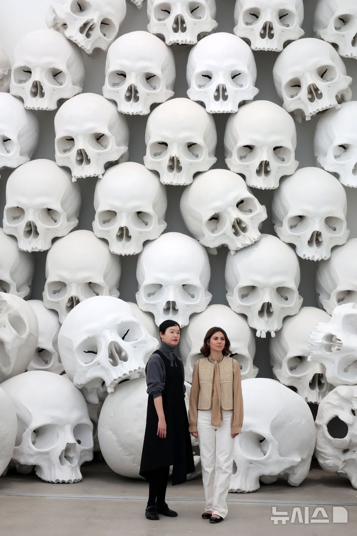 '론 뮤익 개인전' 기획한 홍이지 학예연구사와 키아라 아그라디 큐레이터