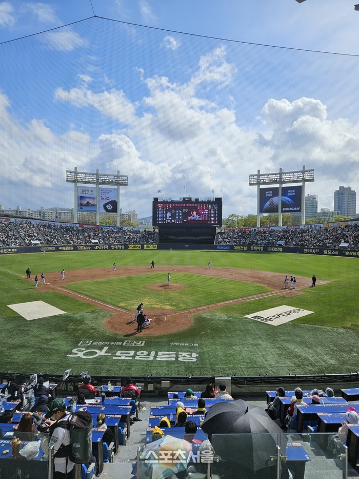 ‘비바람도 못 막아’ KBO리그 잠실 두산-LG전, 2만3750석 매진…LG 시즌 9호 만원사례 [SS잠실]