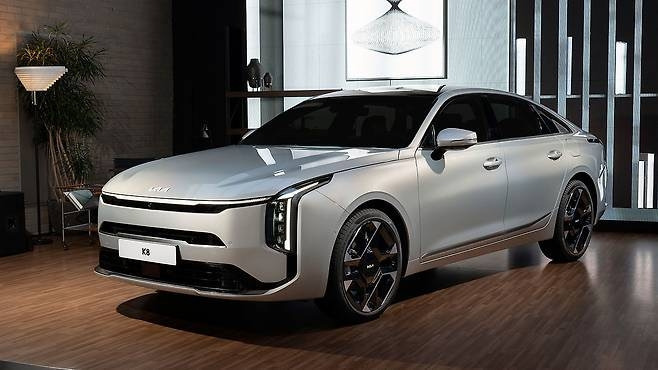 "18.1km/L, 4,372만 원부터" G80보다 뒷좌석 만족도 높은 세단, 기아 K8 | 구름을달리다