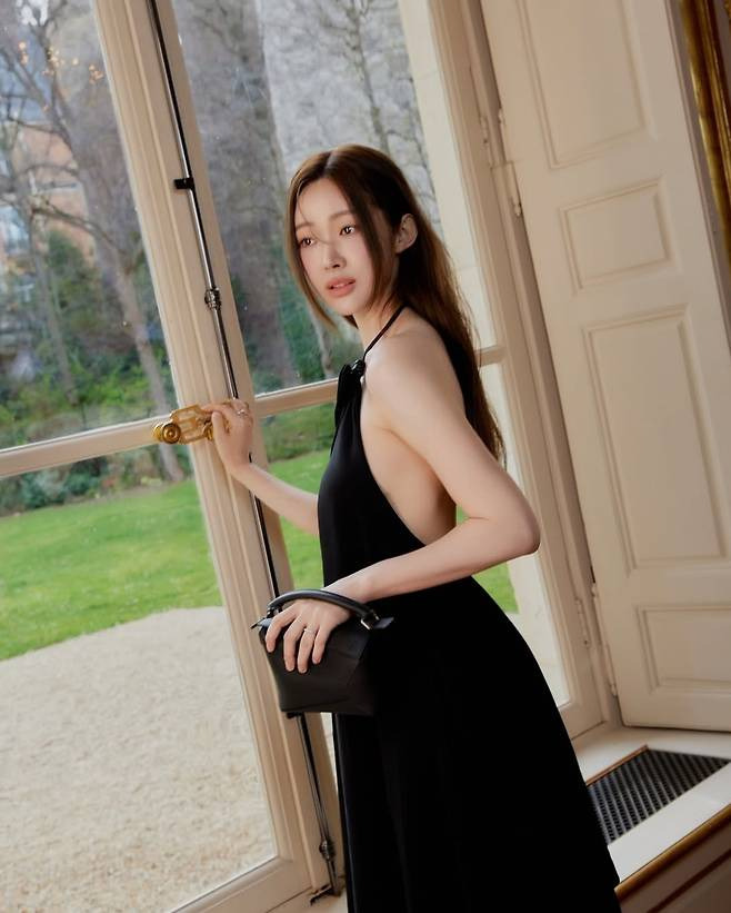 “입은 거 맞아?” 백리스로 실루엣 미친 170cm·47kg 여배우, 홀터넥 드레스룩 | 대본은 내운명