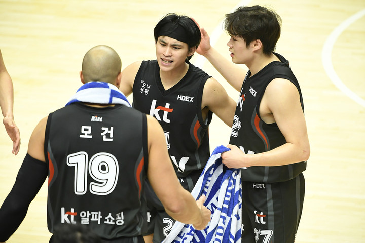 '허훈 18득점+결정적 블록' KT, 2차전서 한국가스공사 잡고 PO 1승 1패 균형 맞췄다