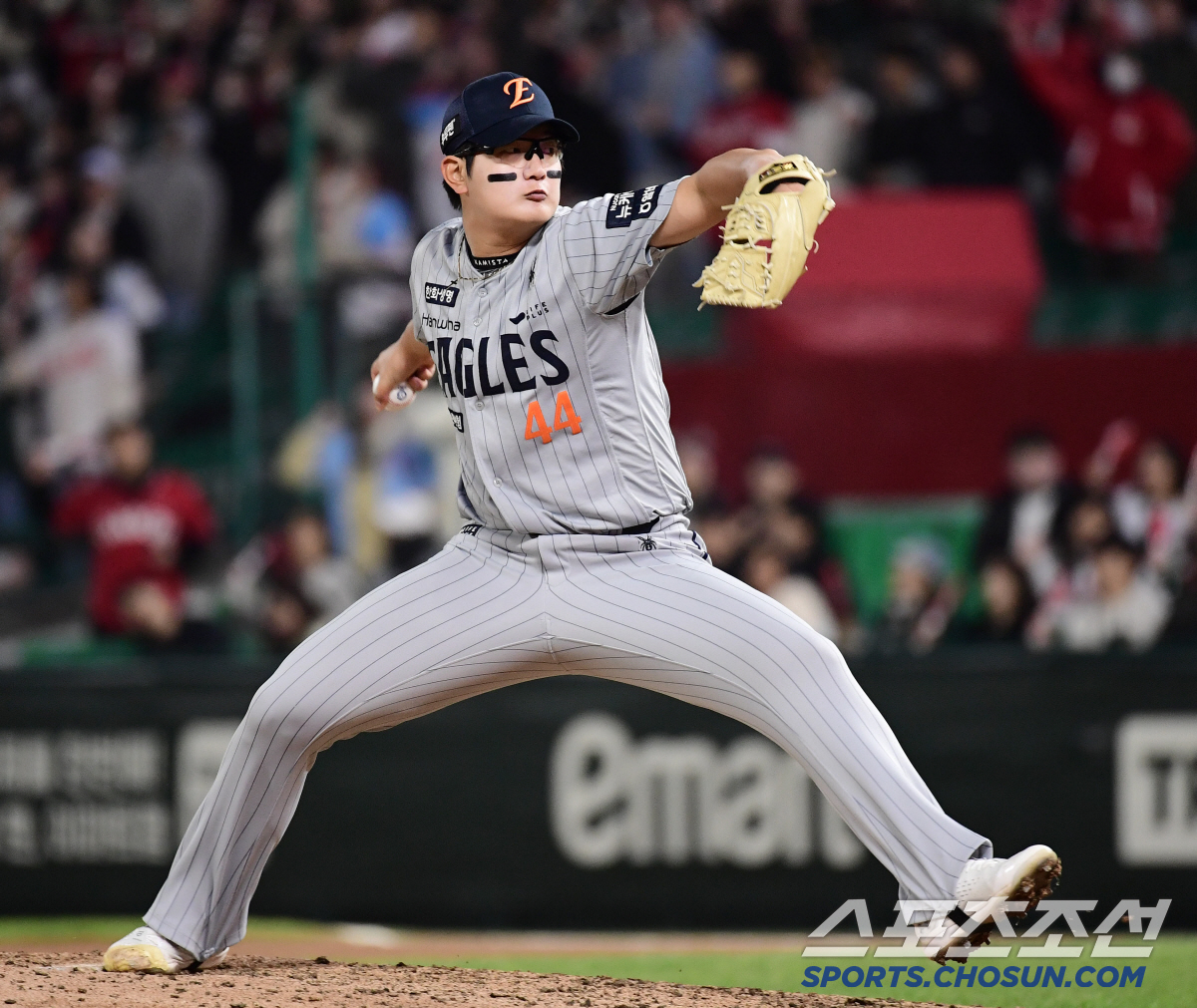 어 형은 1점도 충분해! 폰세·한승혁·김서현 릴레이 괴력투 → 한화, 2위 SSG 2-0 잡고 2연승 질주 [인천 현장리뷰]