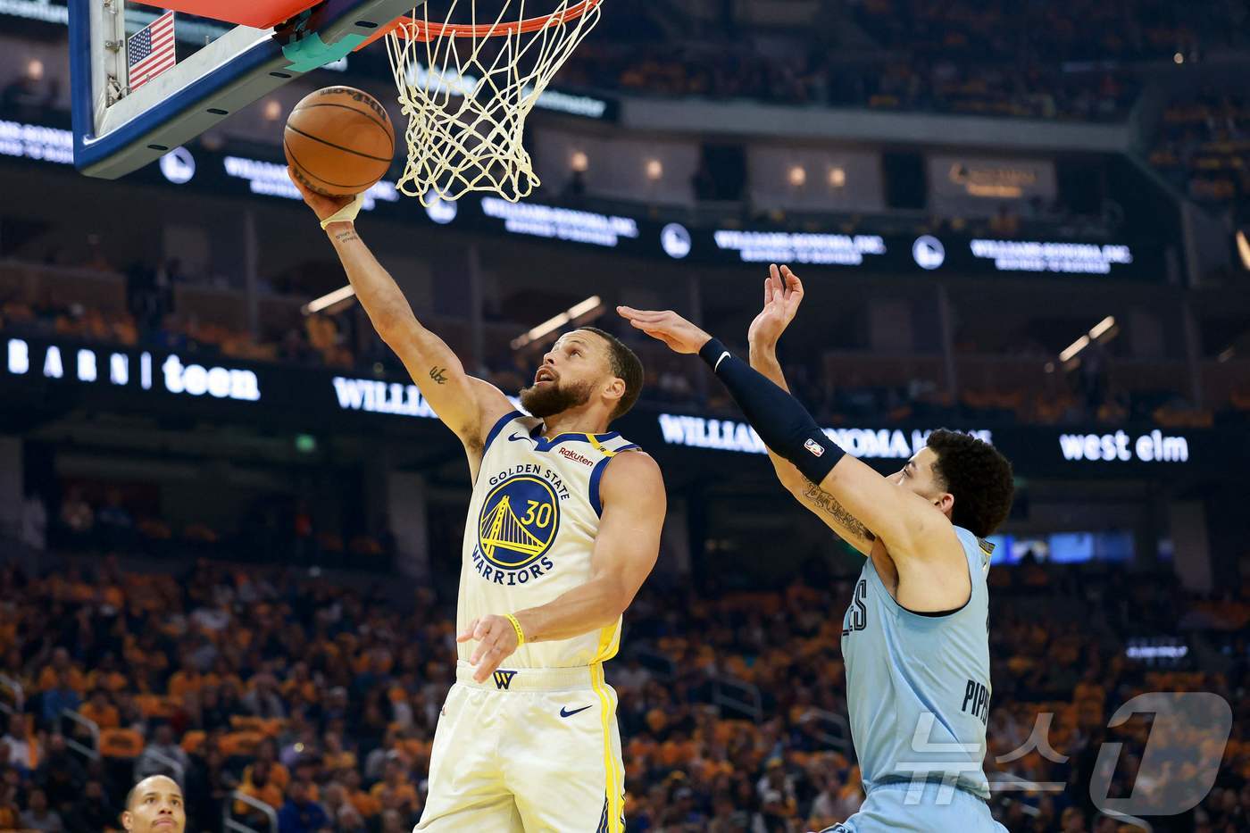 커리·버틀러 75점 합작…GSW, 멤피스 꺾고 PO 7번 시드 확정