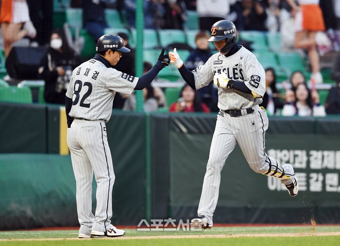 노시환 2홈런 5타점 ‘맹타’→와이스 QS ‘2승 수확’, 한화 SSG 꺾고 ‘3연승 질주’ [SS문학in]
